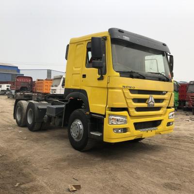 中国 性能使用 HOWO 6X4 トラクターヘッドトラック ステアリングとD12.42-20エンジン 販売のため