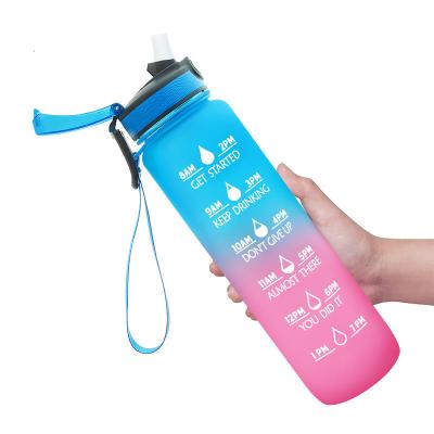China Botella de agua de motivación plástica de Tritan de la sublimación con el silicón Straw Unisex en venta