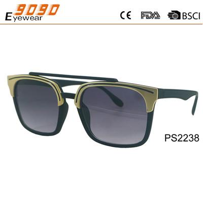 China 2018 gafas de sol calientes del estilo de la venta con la lente ULTRAVIOLETA de 400 protecciones, hecha del plástico en venta