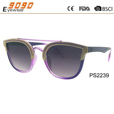 China Nueva llegada y venta caliente de gafas de sol plásticas, convenientes para las mujeres y los hombres en venta
