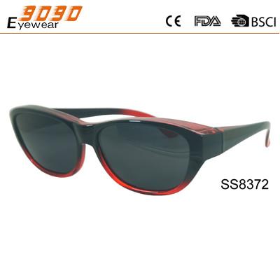 China El estilo caliente de la venta se divierte las gafas de sol con el marco plástico, lente ULTRAVIOLETA de 400 protecciones en venta