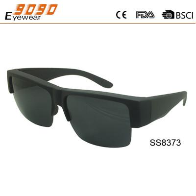 China Gafas de sol clásicas de los deportes, hechas de la PC, cómodas para llevar, las gafas de sol de los hombres en venta