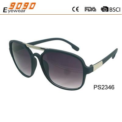 China Sungalsses del rectángulo con el marco plástico, piezas de metal en los templos, convenientes para los hombres y las mujeres en venta