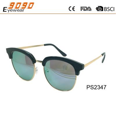 China Gafas de sol en el diseño de moda, hecho del plástico, del templo del metal, de convenientes para los hombres y las mujeres en venta