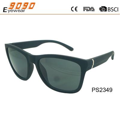 China Nuevo llegan y las gafas de sol de moda, hechas del plástico, convenientes para los hombres y las mujeres en venta