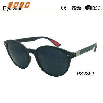 China Nuevo llegan y las gafas de sol de moda, hechas del plástico, convenientes para los hombres y las mujeres en venta