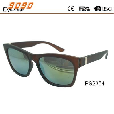 China Nuevo llegan y las gafas de sol de moda, hechas del plástico, convenientes para los hombres y las mujeres en venta