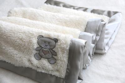中国 白い綿の赤ん坊毛布、刺繍された赤ん坊毛布くまSherpa 販売のため