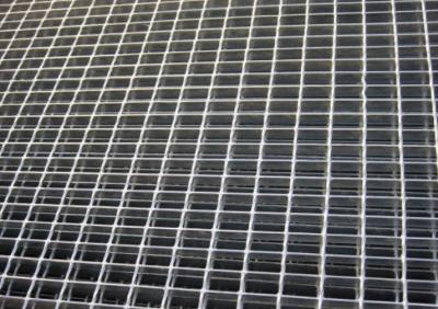 Chine Passage couvert Q235 en acier à faible teneur en carbone râpant le type dentelé pour la bande de roulement d'escalier 25*5mm à vendre