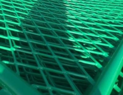 Chine Aplatissez le grillage augmenté enduit par PVC vert en métal pour des portes de sécurité à vendre