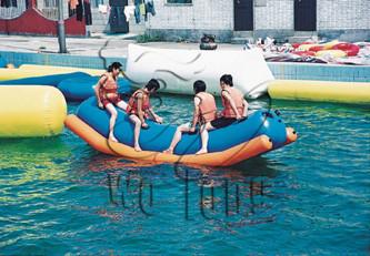 Κίνα διογκώσιμα παιχνίδια νερού PVC, totter για το πάρκο νερού για τα παιδιά προς πώληση