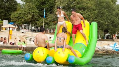 中国 古典的で膨脹可能な水 gams は黄色緑のロッカーそして膨脹可能なバナナ ボートを倍増します 販売のため