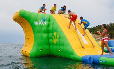 中国 海水のための挑戦的な障害ブロック膨脹可能な水ゲームの行為タワーの紫外線抵抗 販売のため