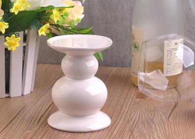 中国 長い茎の陶磁器の蝋燭ホールダー、白い陶磁器の柱の蝋燭ホールダー 販売のため