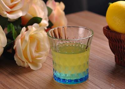 Cina Tazze di vetro impresse colorate del whiskey, chiavette riciclate di vetro per acqua in vendita
