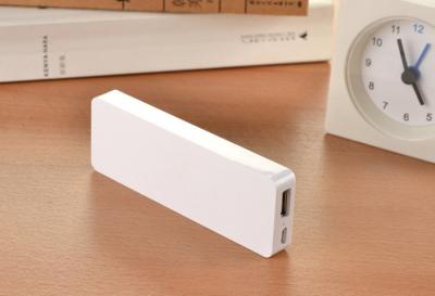 中国 白く細いギフト力銀行 3000mah に スマートフォン の iPad mp4 のための小さい小型の充電器を作って下さい 販売のため