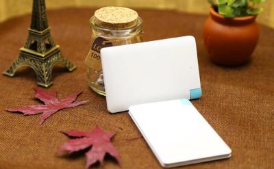 Cina La Banca ultra esile di potere del regalo del cellulare della carta di credito con cavo incorporato 2500mah in vendita