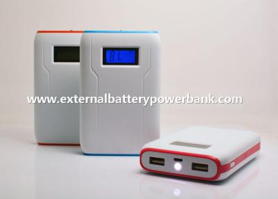 中国 8000mah 白 2 USB の Smartphones のための LCD スクリーンを持つ外的な電池銀行充電器 販売のため