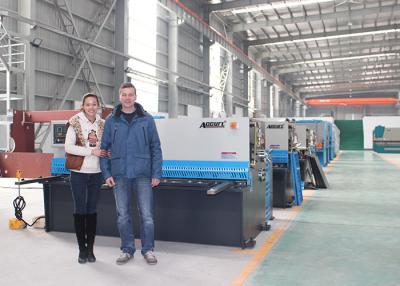 Cina Macchina di taglio del metallo idraulico di 4000mm x di 10 in vendita
