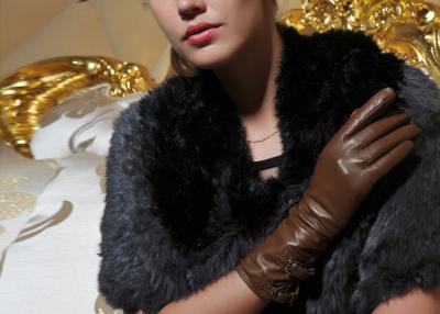 Cina Guanti di cuoio di mezza lunghezza marrone chiaro delle donne con il cuoio delle pecore del polsino della cinghia del fermaglio in vendita