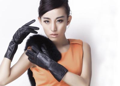 Cina Guanti di cuoio delle pecore delle signore di mezza lunghezza/guanti di cuoio del nero per le donne molli e calde in vendita