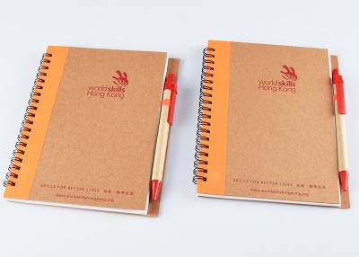 China Caderno liso da tampa macia de Kraft com espiral/Y - emperramento de O e grupo da pena de bola à venda