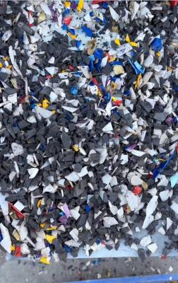 Chine Petite machine de recyclage déchiqueteuse de plastique broyeuse concasseur automatique d'alimentation tangentielle à vendre