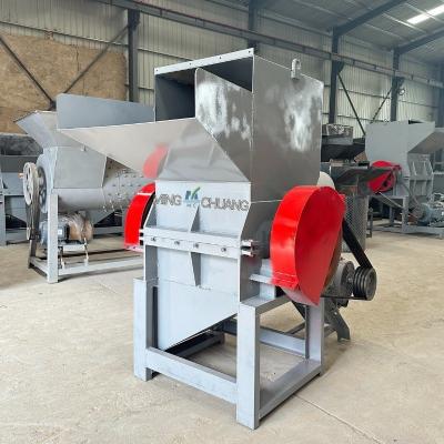 Chine Petite machine de recyclage déchiqueteuse de plastique broyeuse concasseur automatique d'alimentation tangentielle à vendre