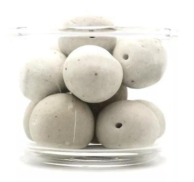 Cina White Porous Alumina Oxide Ceramic Ball Inert Ball In Oil Industry in vendita