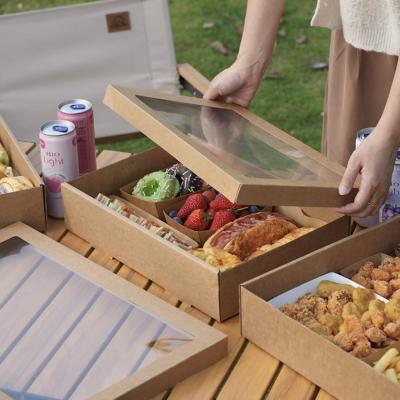China Contenedores desechables de papel kraft para llevar de varios tamaños: cajas para ensaladas, pasteles, frutas y sushi con ventana transparente en venta