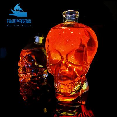 Cina 380 ml 500 ml 700 ml 1000 ml Bottiglia in vetro a forma di teschio con tappo e corpo trasparente in vendita