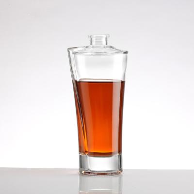Cina Bottiglia di vetro di pietra trasparente da 500 ml per liquori di design competitivo e sofisticato in vendita