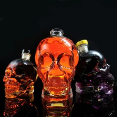Cina Personalizzare forma del cranio Stampaggio a caldo Stampa a schermo 750ml Bottiglia di liquore di vetro con coperchio in vendita