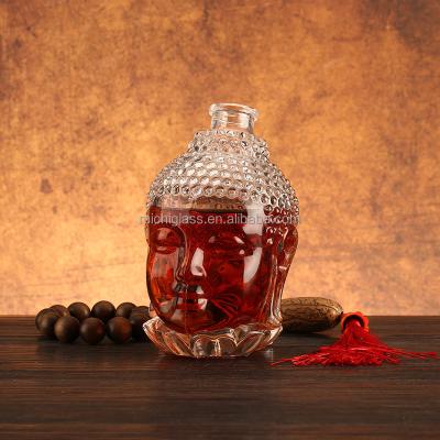 Cina Bottiglia di vetro di liquore trasparente di 500 ml 700 ml 750 ml di capacità a forma triangolare per brandy in vendita