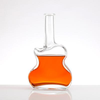 Cina Bottiglie di vetro a forma di chitarra da 750 ml per vodka e whisky personalizzati in vendita