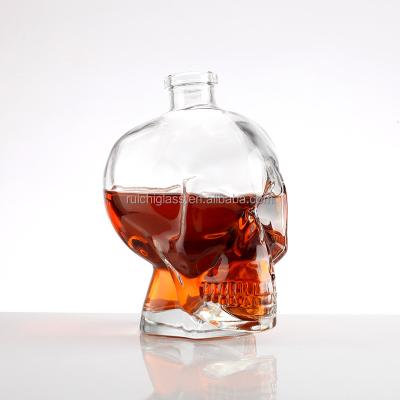 Cina Champagne Custom Unico Forma Speciale 500ml 750ml Glass Skull Liquor Spirits Bottle in vendita