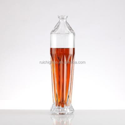 Cina Bottiglia di vetro di forma speciale per bevande whisky vodka brandy gin liquore disegno personalizzato in vendita