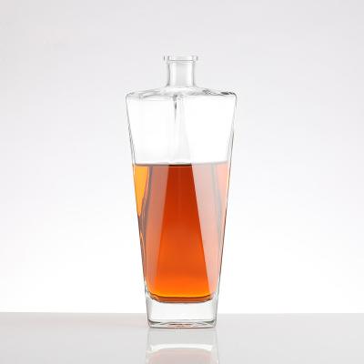 Cina Bottiglia di vetro da 300 ml a 1000 ml con materiale bianco cristallino e colletto in plastica di alluminio in vendita