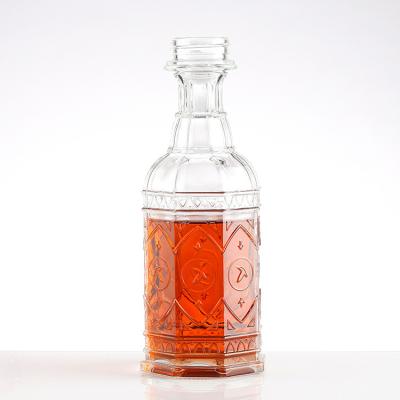 Cina Forma speciale Strana bottiglia di vetro incisa per alcool Whiskey Rum Gin Vodka Bourbon in vendita