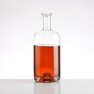 Cina Bottiglia di vodka in vetro trasparente su misura da 750 ml per la stampa a caldo nell' imballaggio delle bevande in vendita