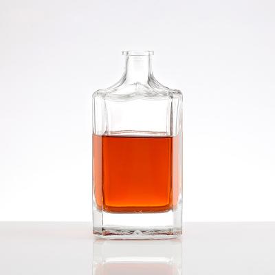 Cina Bottiglia di vodka vuota da 500 ml in vetro trasparente a vite con coperchio personalizzato in vendita