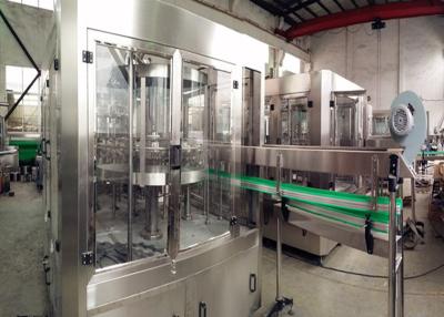 Cina Macchina di rifornimento automatica del succo del mango per capacità di plastica del coperchio a vite 4000bph in vendita