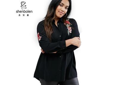 China Manga larga bordada floral del color del negro de la ropa de las camisas de las señoras del tamaño extra grande en venta