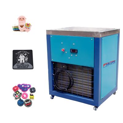 Cina Fulund factory supply ice cooling table machine suitable for water milk candy juice rubber pvc silicone in vendita