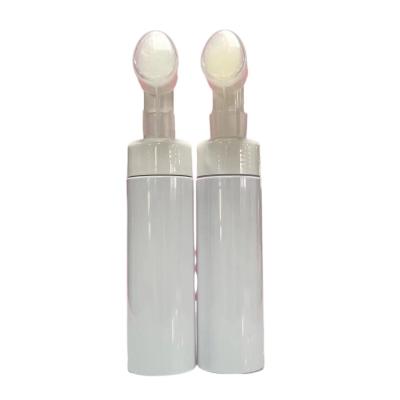 Cina Bottiglia rosa bianca della pompa della schiuma dell'animale domestico di rosa facciale cosmetico della pulitrice 50ml 100ml 150ml con Eva Silicone Brush in vendita