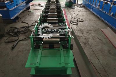 Chine Metal le petit pain en acier galvanisé de chapeau de Ridge de profil de couleur formant la machine 380V à vendre