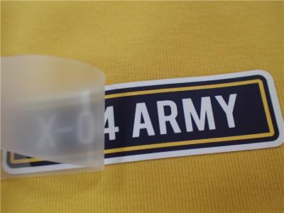Cina Patch di gomma 3D rosso per abbigliamento Microfibra grigia morbida con logo di silicone da iniezione in vendita