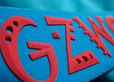 Cina Logo personalizzato e nastro elastico in silicone antiscivolo per giacca da abbigliamento in vendita