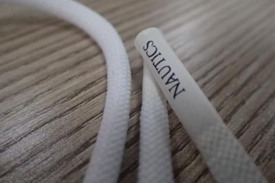Cina Logo personalizzato Cordone di poliestere non elastico con terminali in silicone matt per felpe, abbigliamento in vendita