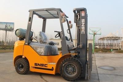 Chine Téléchargeur à gaz personnalisé de 2,5 tonnes avec moteur Nissan K25 à vendre